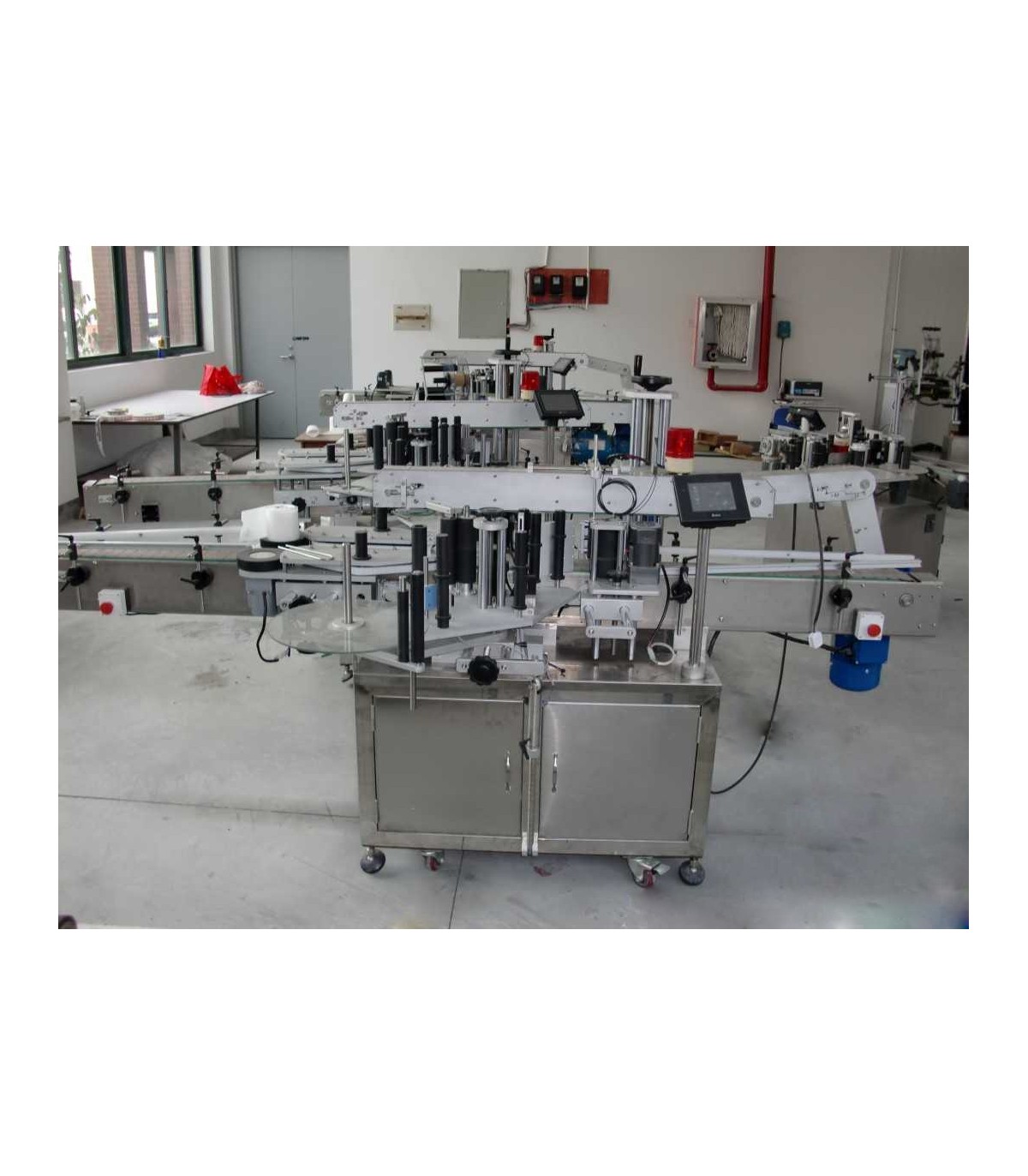 Etiqueteuse automatique aux étiquettes adhésives sur double faces