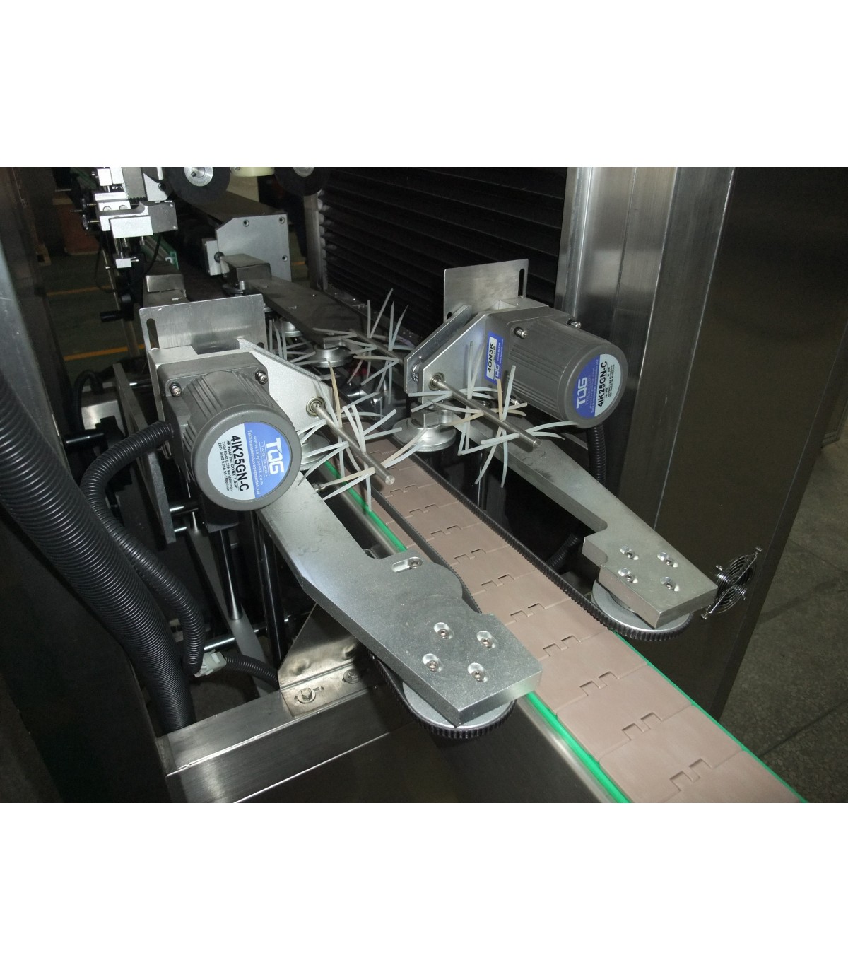 ETIQUETEUSE AUTOMATIQUE AUX ETIQUETTES MANCHONS RETRACTABLES OU SLEEVES