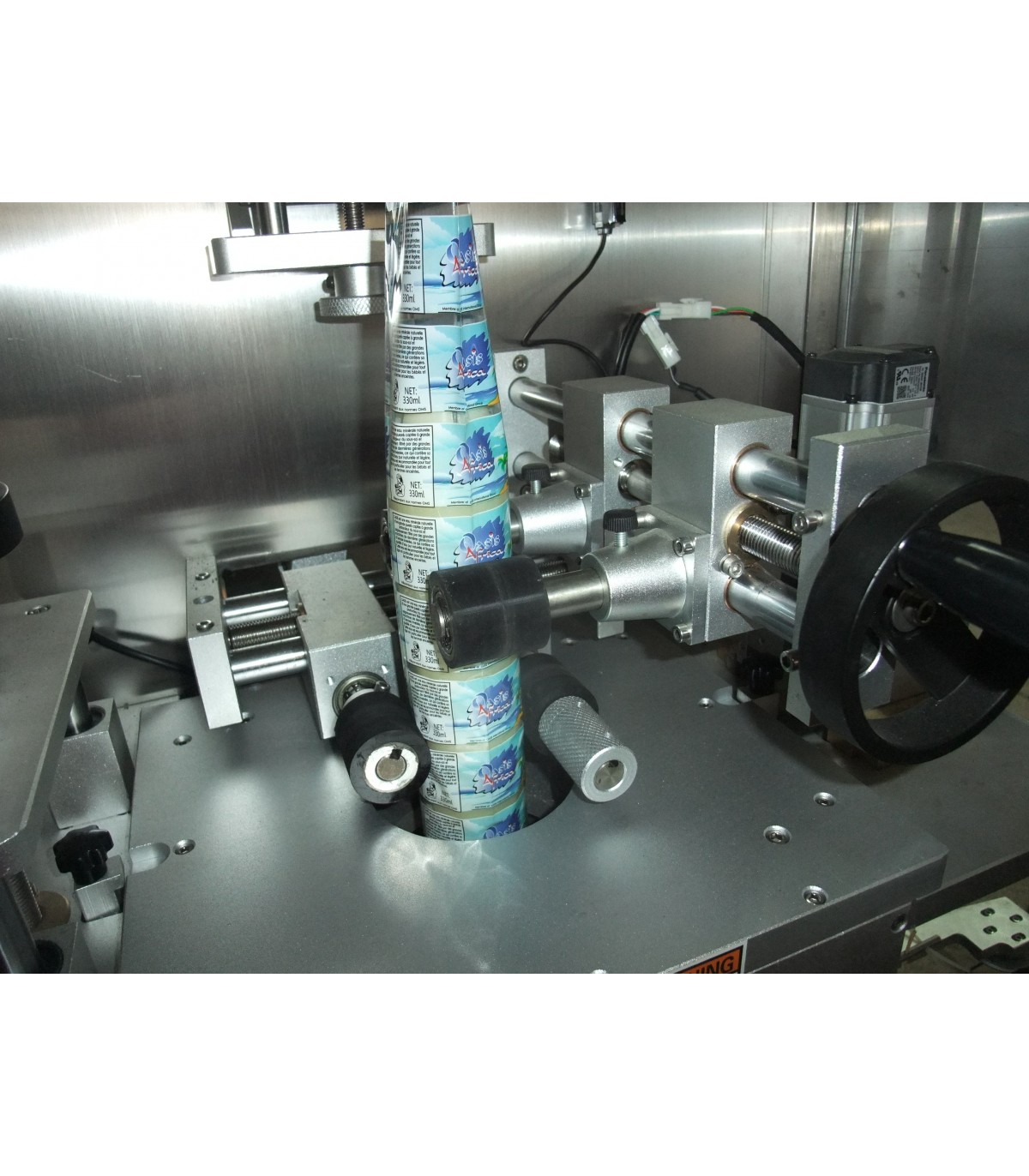 ETIQUETEUSE AUTOMATIQUE AUX ETIQUETTES MANCHONS RETRACTABLES OU SLEEVES